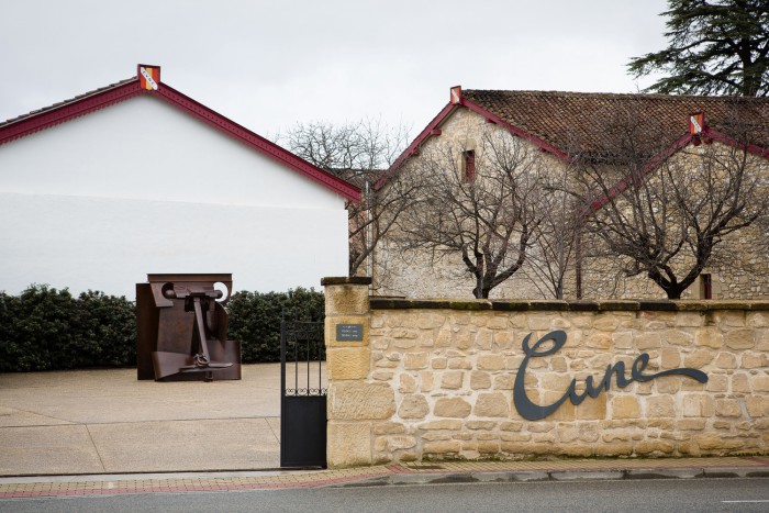 Las esculturas de Anthony Caro invaden la bodega CVNE – Descubrir el ...